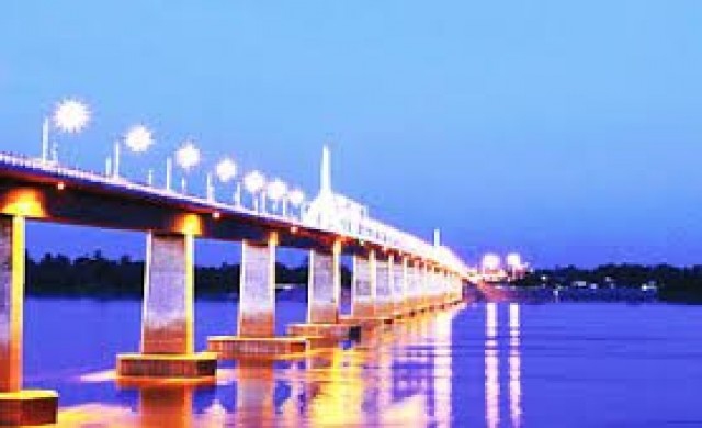 ด่านสะพานมิตรภาพไทย-ลาวคึกคักรับปีใหม่