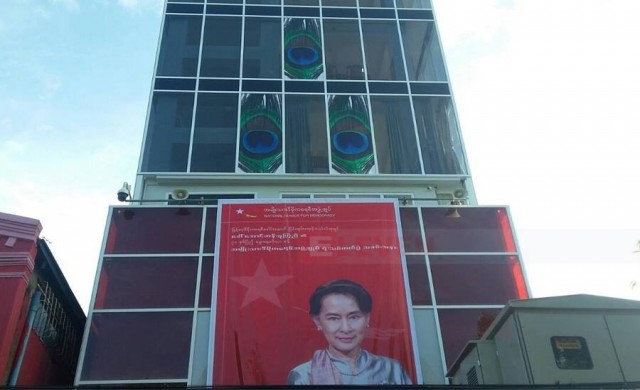 สมาชิกพรรคNLD ทำบุญที่ทำการใหม่-วันเกิด‘ซูจี’