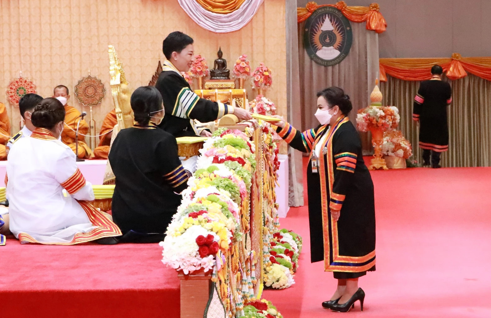 โปรดเกล้าฯ เจ้าฟ้าพัชรกิติยาภาฯ เสด็จแทนพระองค์ พระราชทานปริญญาบัตรแก่บัณฑิตผู้สำเร็จการศึกษา มร