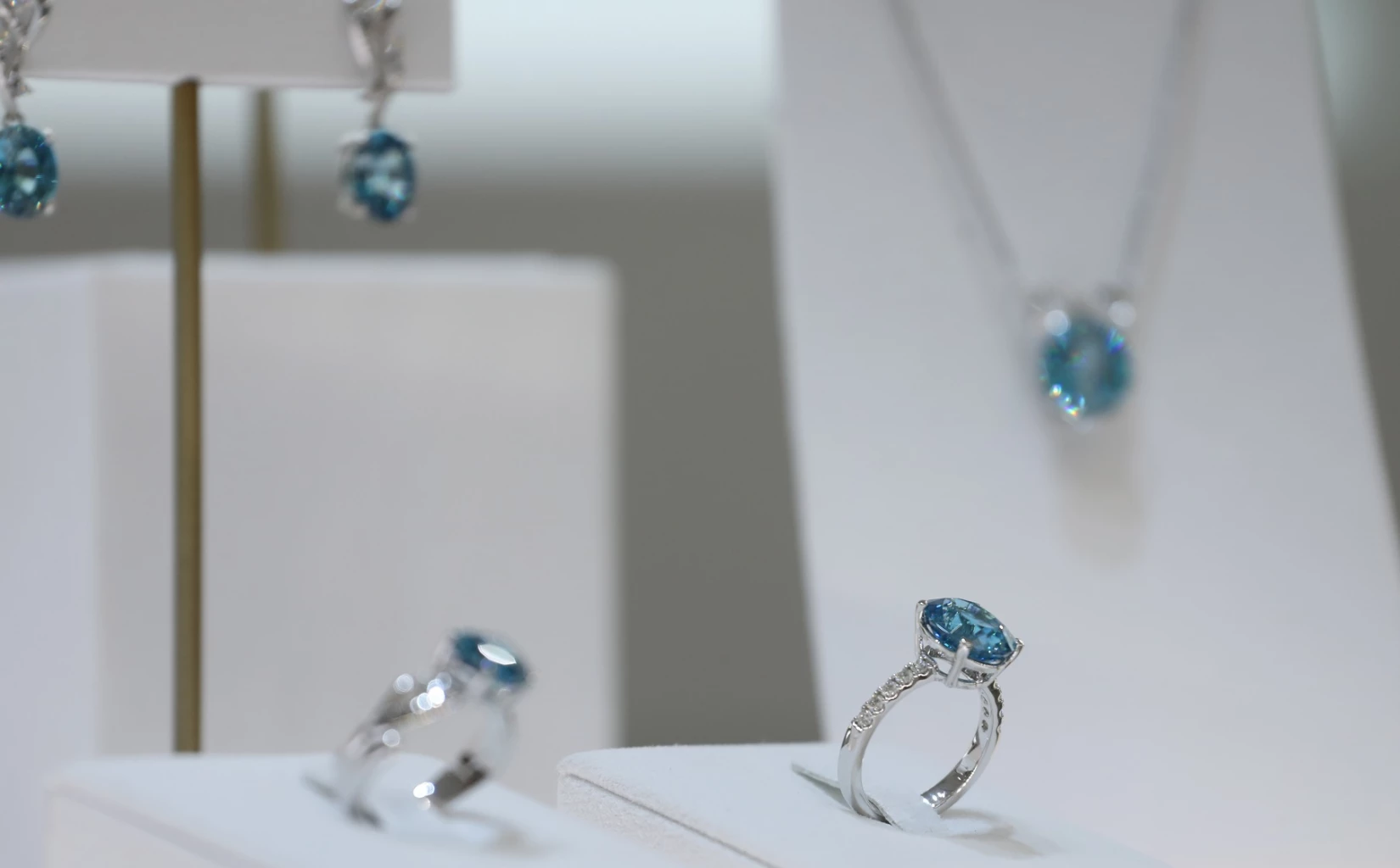 “อัญมณีเสริมชะตา” ใส่แล้วโชคดี ตามเทรนด์สี 2023