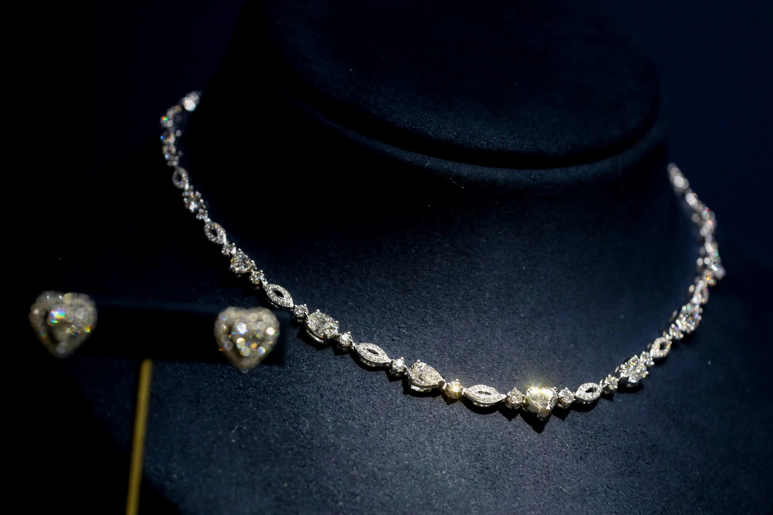 “อัญมณีเสริมชะตา” ใส่แล้วโชคดี ตามเทรนด์สี 2023