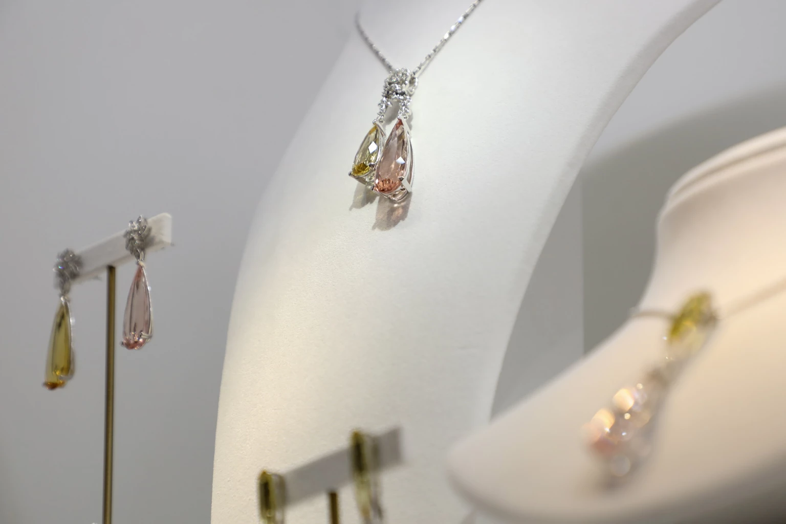 “อัญมณีเสริมชะตา” ใส่แล้วโชคดี ตามเทรนด์สี 2023