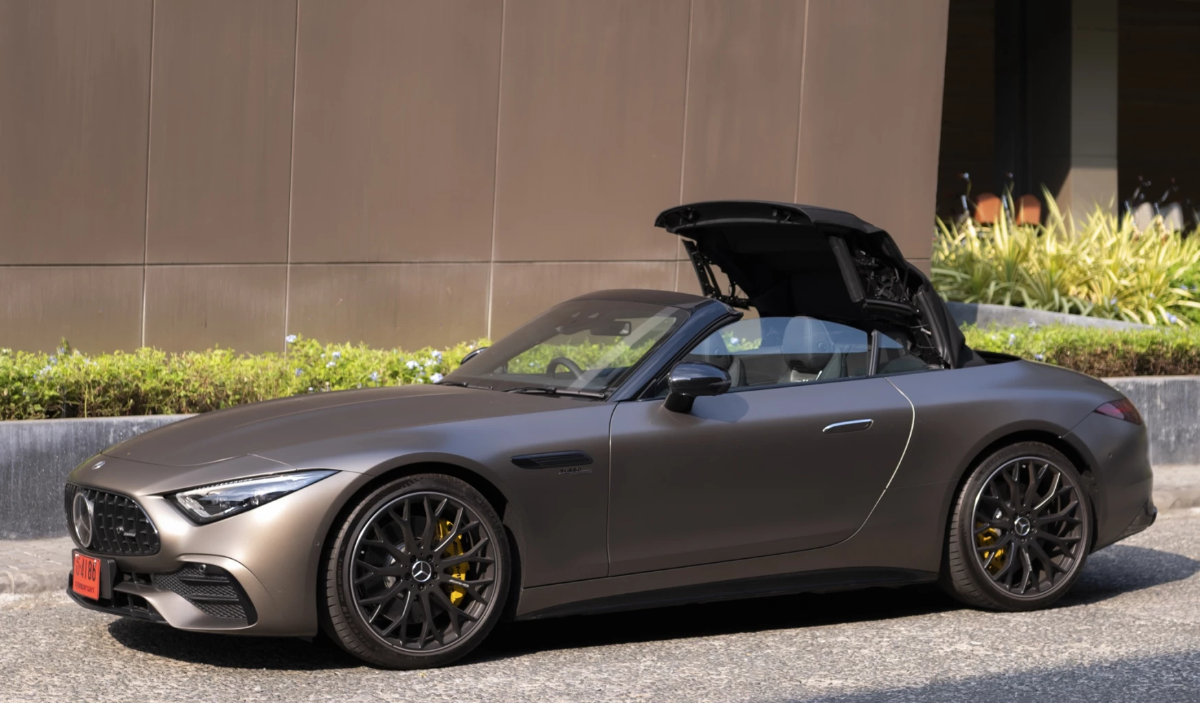 ลองขับ Mercedes-AMG SL43 จัดจ้าน ซุกซน คืนความหนุ่ม เติมความพรีเมียม