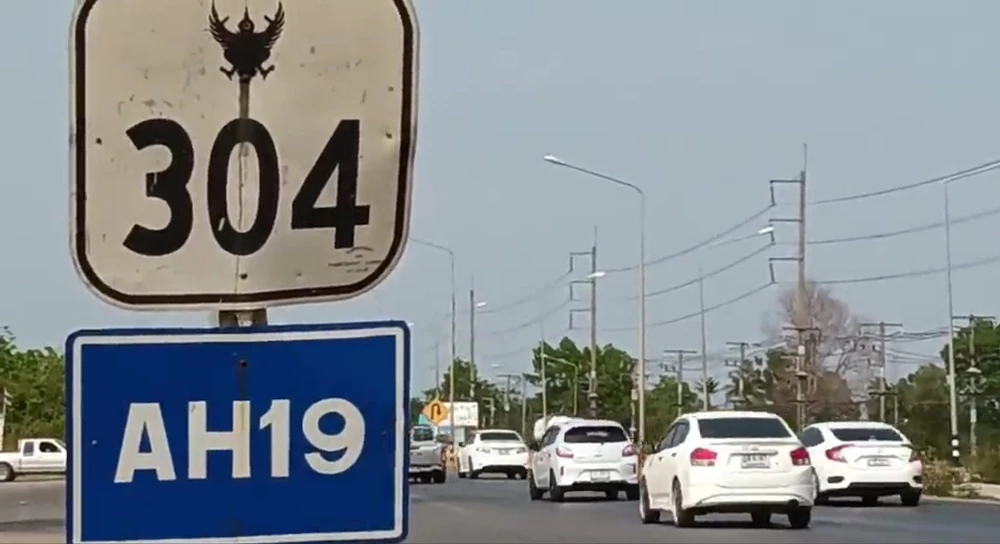 ถนนสาย 304 เริ่มคึกคัก ประชาชนทยอยเดินทางกลับภูมิลำเนาก่อน 'สงกรานต์ 2566'