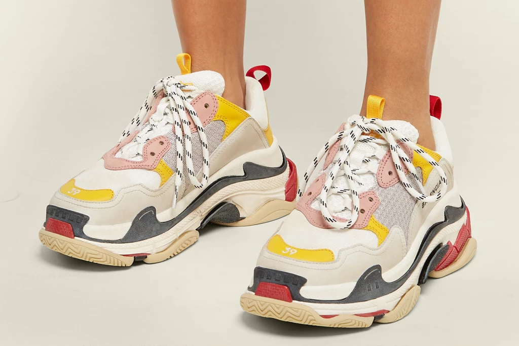 'Dad Sneakers' สุดฮิต! จากรองเท้าแสนเชยรุ่นพ่อ สู่รองเท้าสุดคูลในรุ่นลูก