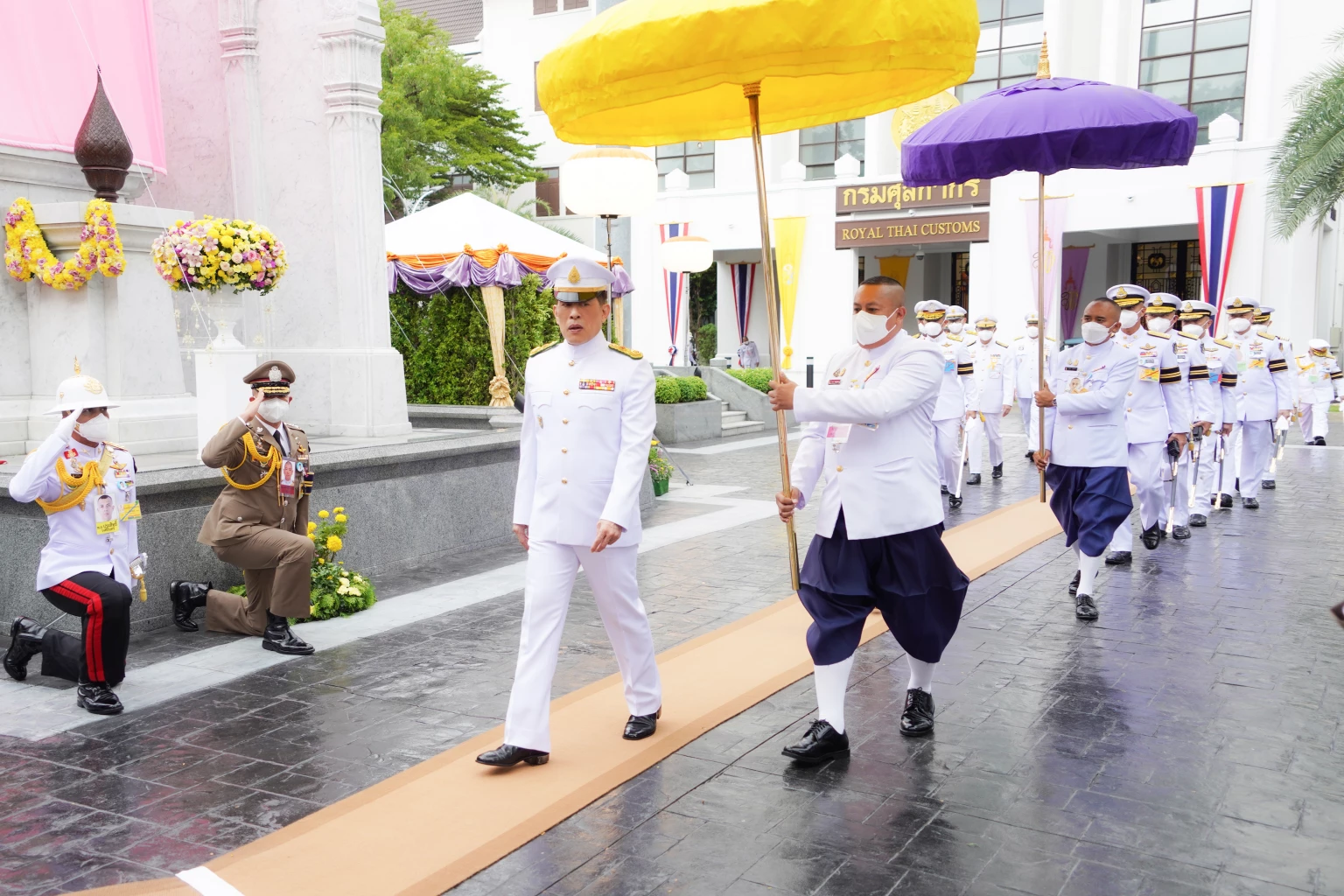 ชมภาพ ในหลวง พระราชินี ทรงเปิดพระบรมราชานุสาวรีย์ ร.5 ทอดพระเนตร ...