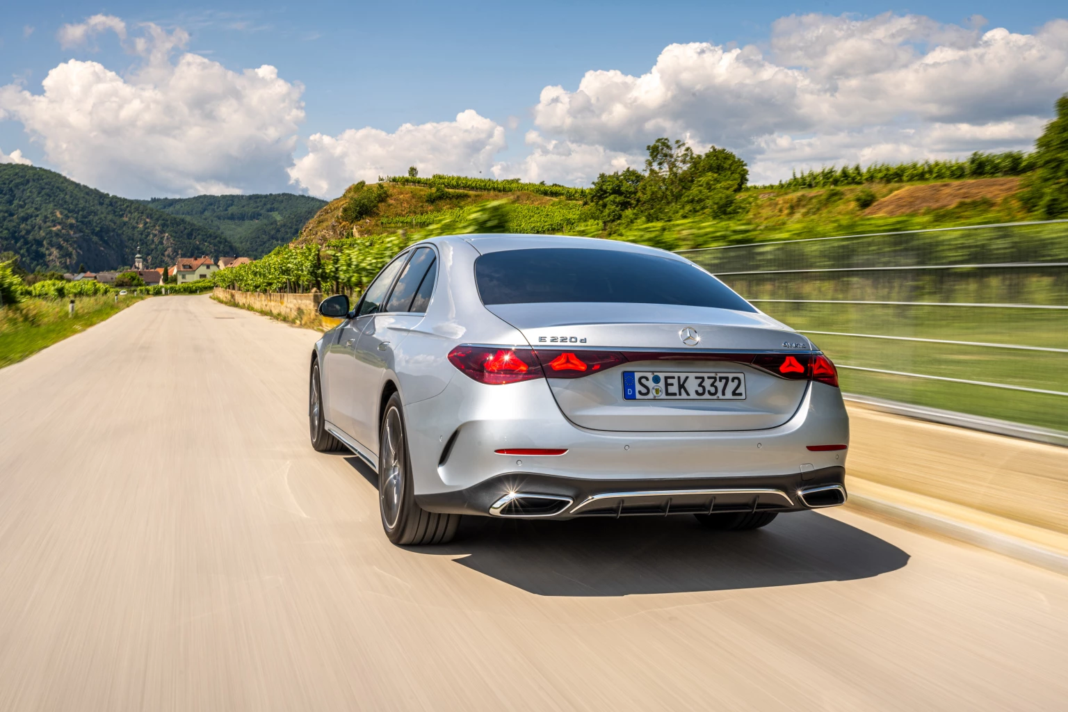 ลองขับ Benz E-Class ใหม่ มาไทยปีหน้า เนียนขึ้นทุกมิติ