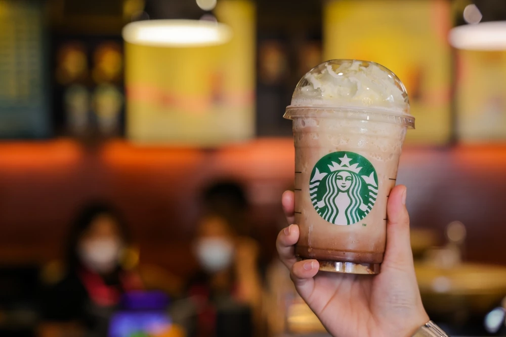 ทำไม ‘Starbucks’ เป็นร้านกาแฟ ที่ไม่ได้รวยจากการ ‘ขายกาแฟ’
