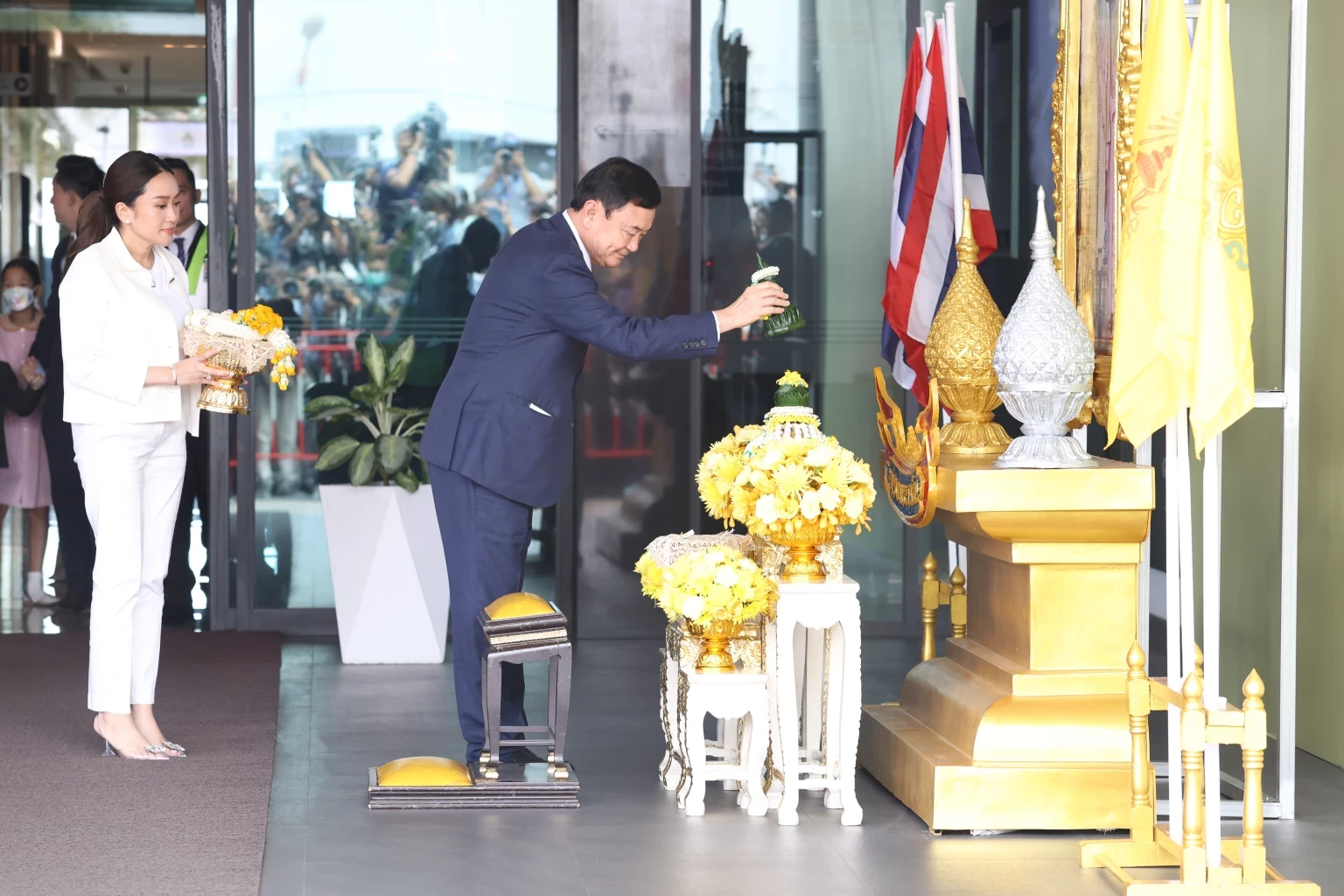 ด่วน ทักษิณถึงไทย กราบพระบรมฉายาลักษณ์ในหลวง ร 10