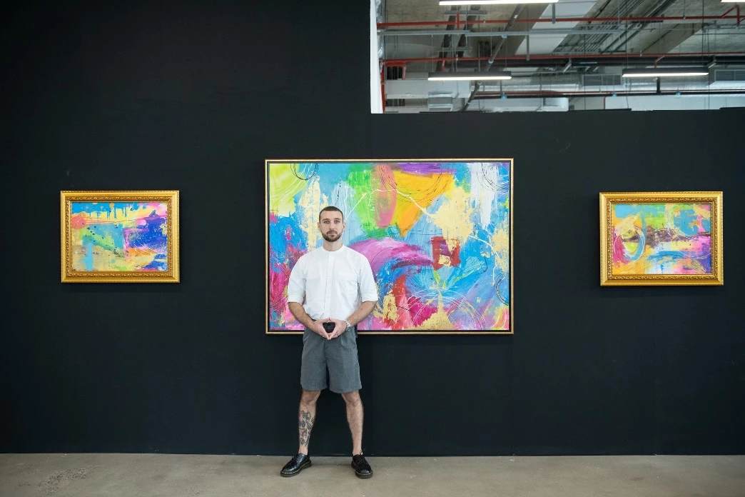 สัมผัส ‘ภาษาไทย’ ที่กลายเป็นงานศิลปะฮีลใจของศิลปินชื่อดัง Teayii (เตยยี่)