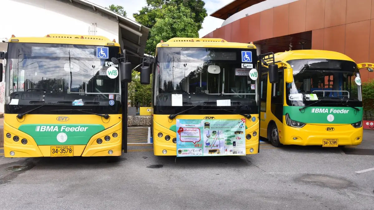 เดินทางฟรี! ดีต่อใจ รถบัสไฟฟ้า ‘BMA Feeder’ กับ 7 เส้นทาง