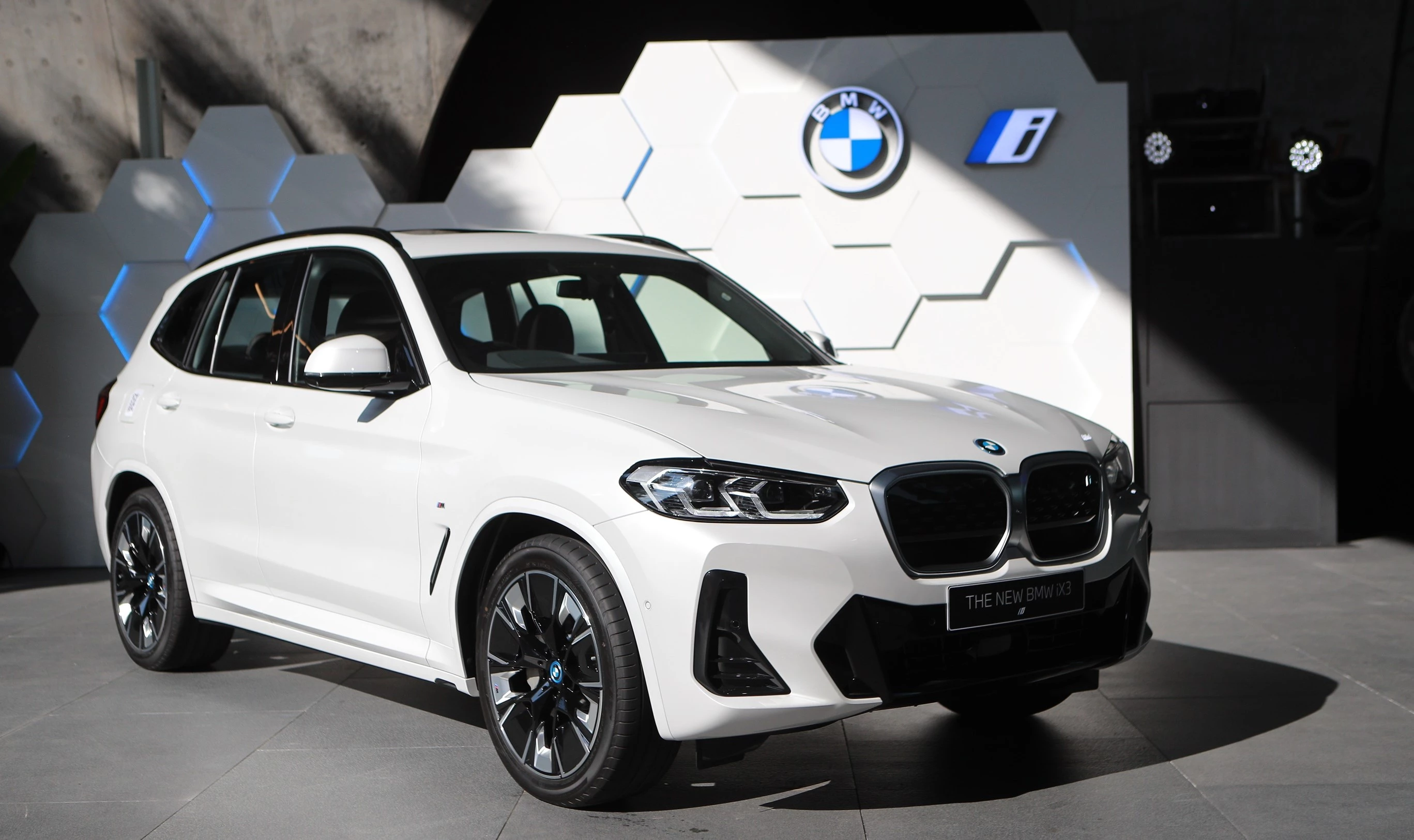 บีเอ็มดับเบิลยู ลุย อีวี เปิดตัว iX-iX3 เคาะราคา 3.39-5.99 ล้าน