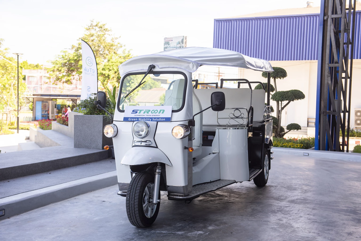 สมบูรณ์ ทรอน เอนเนอร์จี ผนึก E Tuk Factory ผลิตตุ๊กตุ๊ก EV