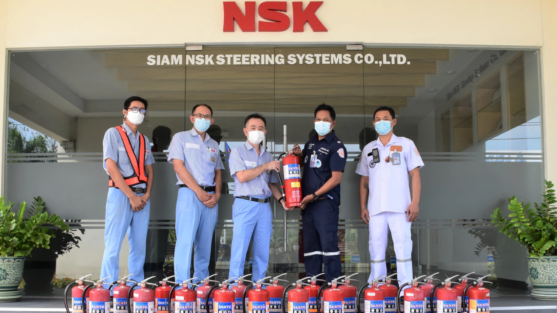 SNSS ร่วมส่งต่อความห่วงใยสู่สังคม มอบถังดับเพลิงให้ กู้ภัย จ.ฉะเชิงเทรา