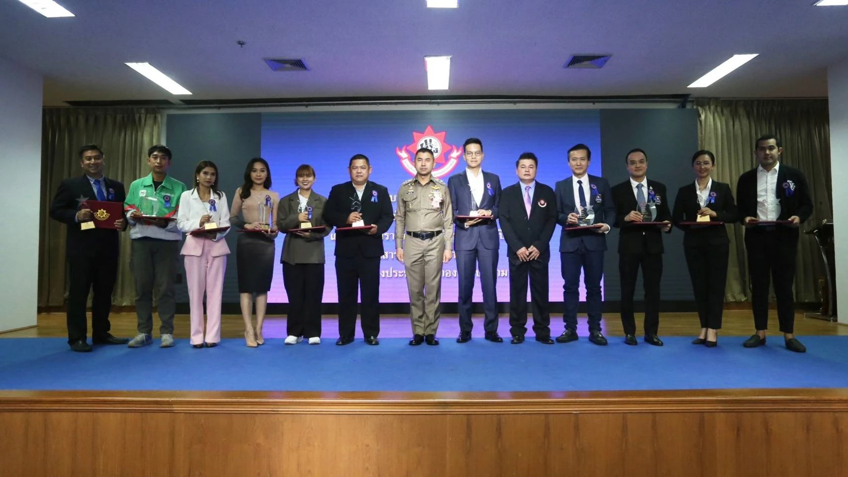 มอบรางวัลเชิดชูเกียรติ 18 ตำรวจต้นแบบและผู้สื่อข่าวดีเด่นภาคสนาม