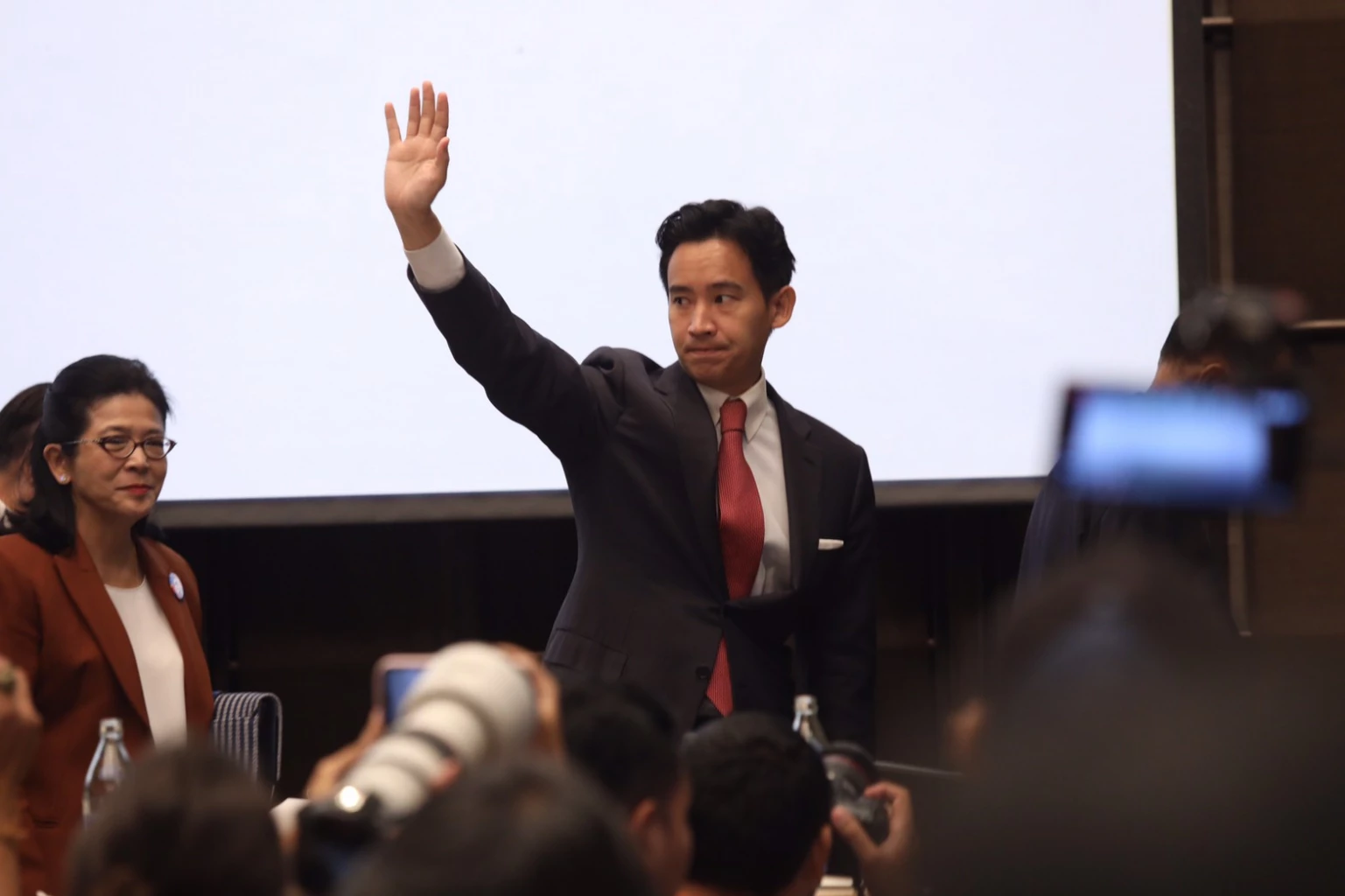 "พิธา" ตั้ง กก.ถกรายละเอียด MOU 8 พรรค รอดูแก้ ม.112 เป็นเงื่อนไขหรือไม่