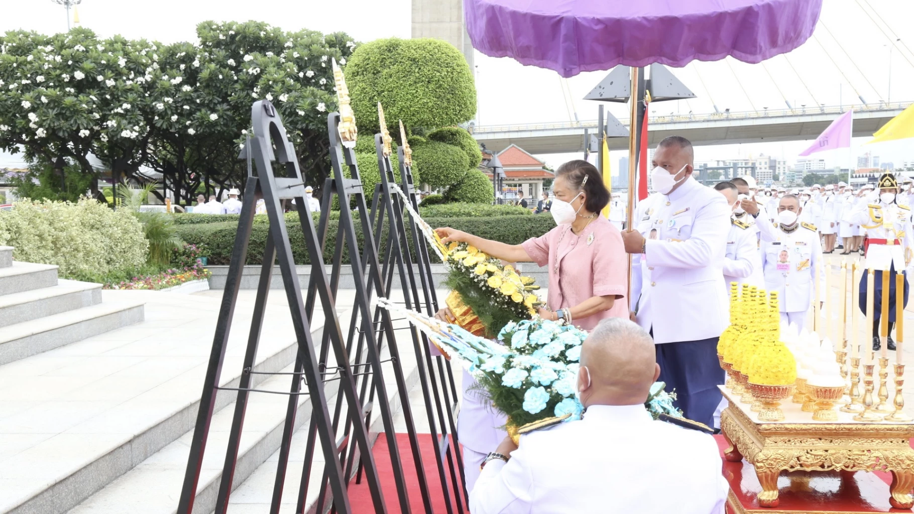 กรมสมเด็จพระเทพฯ ทรงวางพวงมาลาถวายราชสักการะพระบรมราชานุสาวรีย์ ร.8