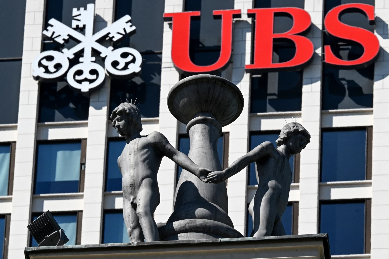 UBS ปลดอดีตพนักงานจาก Credit Suisse ในเอเชีย อื้อ หลังควบรวมกิจการไม่นาน