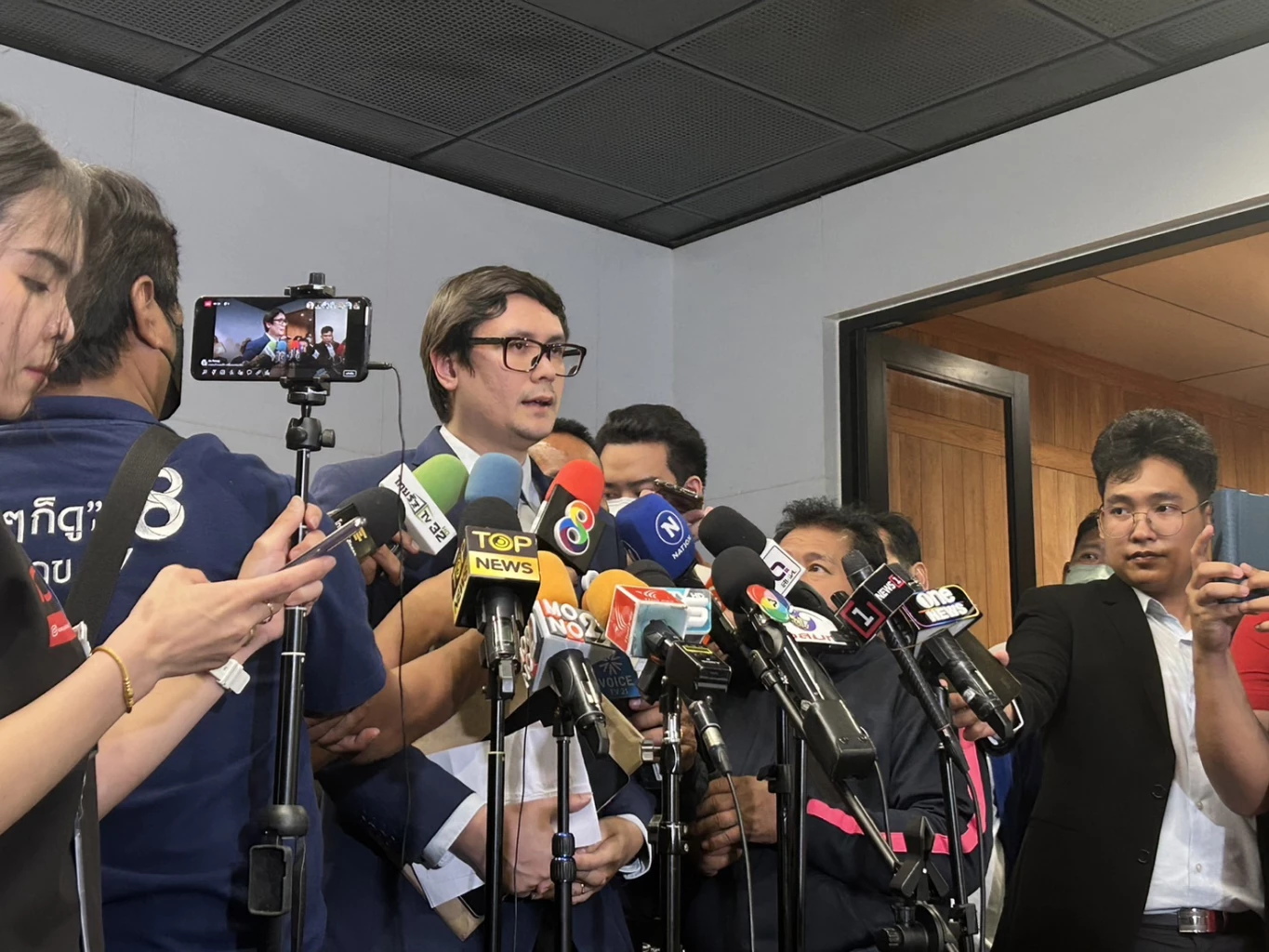 "โรม" ถามกฎเหล็ก ครม.ห้ามปล่อยอินไซด์ "กลัวอะไร?" รับปมชิง กมธ. ทำ ...