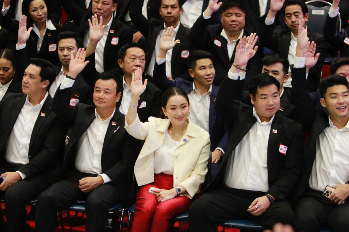 เริ่มแล้ว ประชุมใหญ่วิสามัญเพื่อไทย ‘อุ๊งอิ๊ง นั่งประกบว่าที่ กกบห