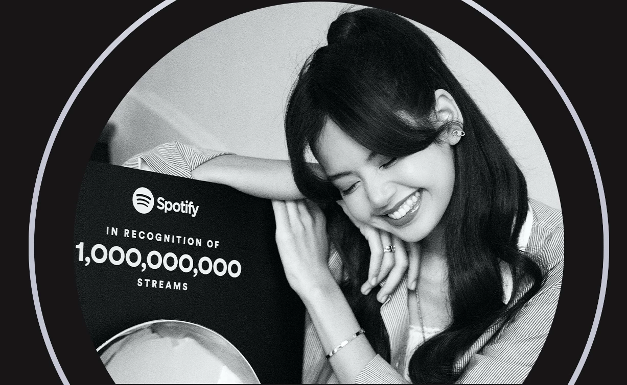 ปังไม่หยุด! LISA ฉลองเพลง Money ยอดสตรีมทะลุ 1 พันล้านครั้งบน Spotify