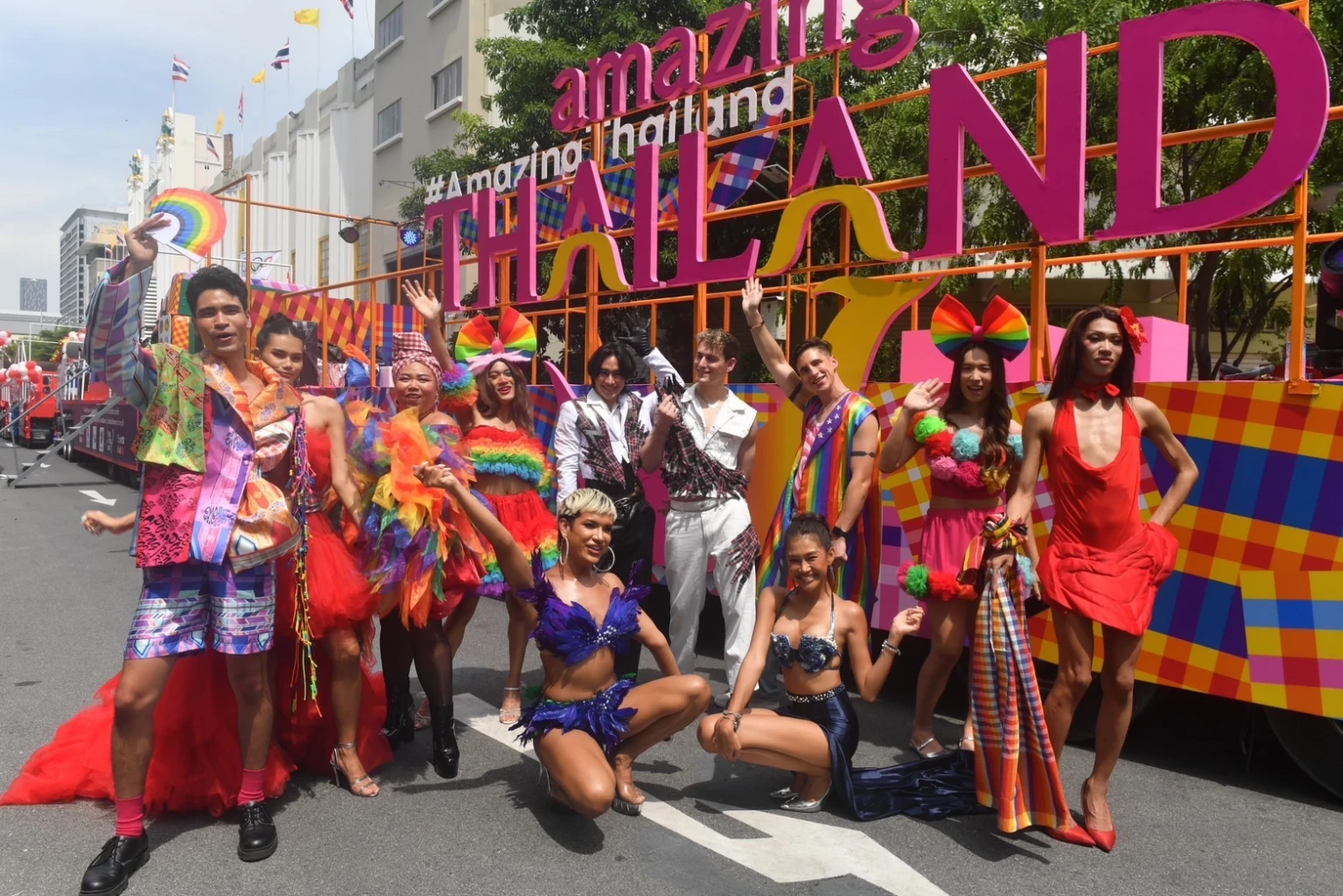 ชมภาพขบวน ‘LOVE PRIDE PARADE 2024’ สุดยิ่งใหญ่! ยาวสุดในเอเชียกว่า 6 ...