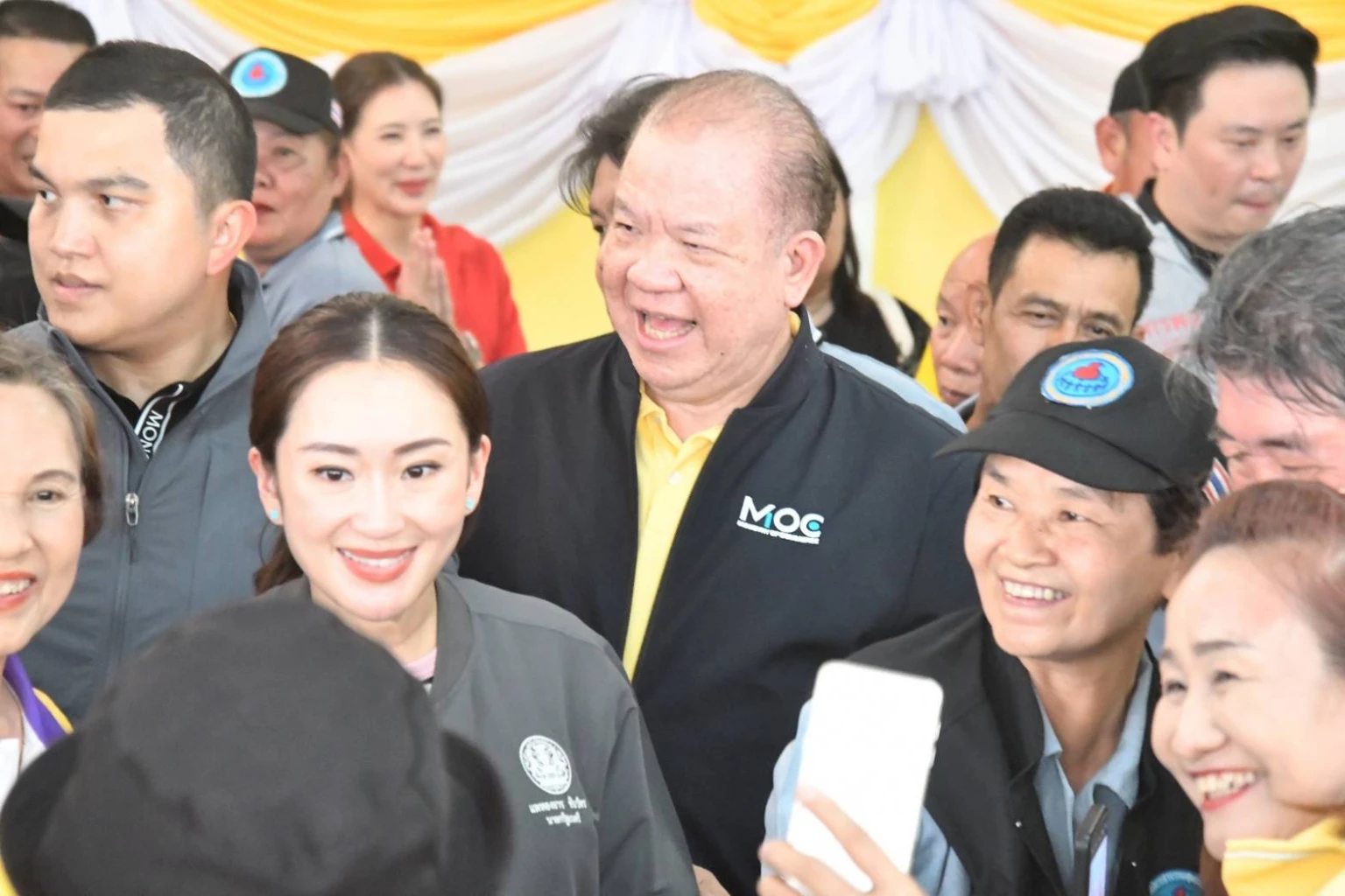 'พิชัย' ลงพื้นที่น้ำท่วมเชียงใหม่ สั่ง คน.เตรียมขายสินค้าธงฟ้าช่วยประชาชน