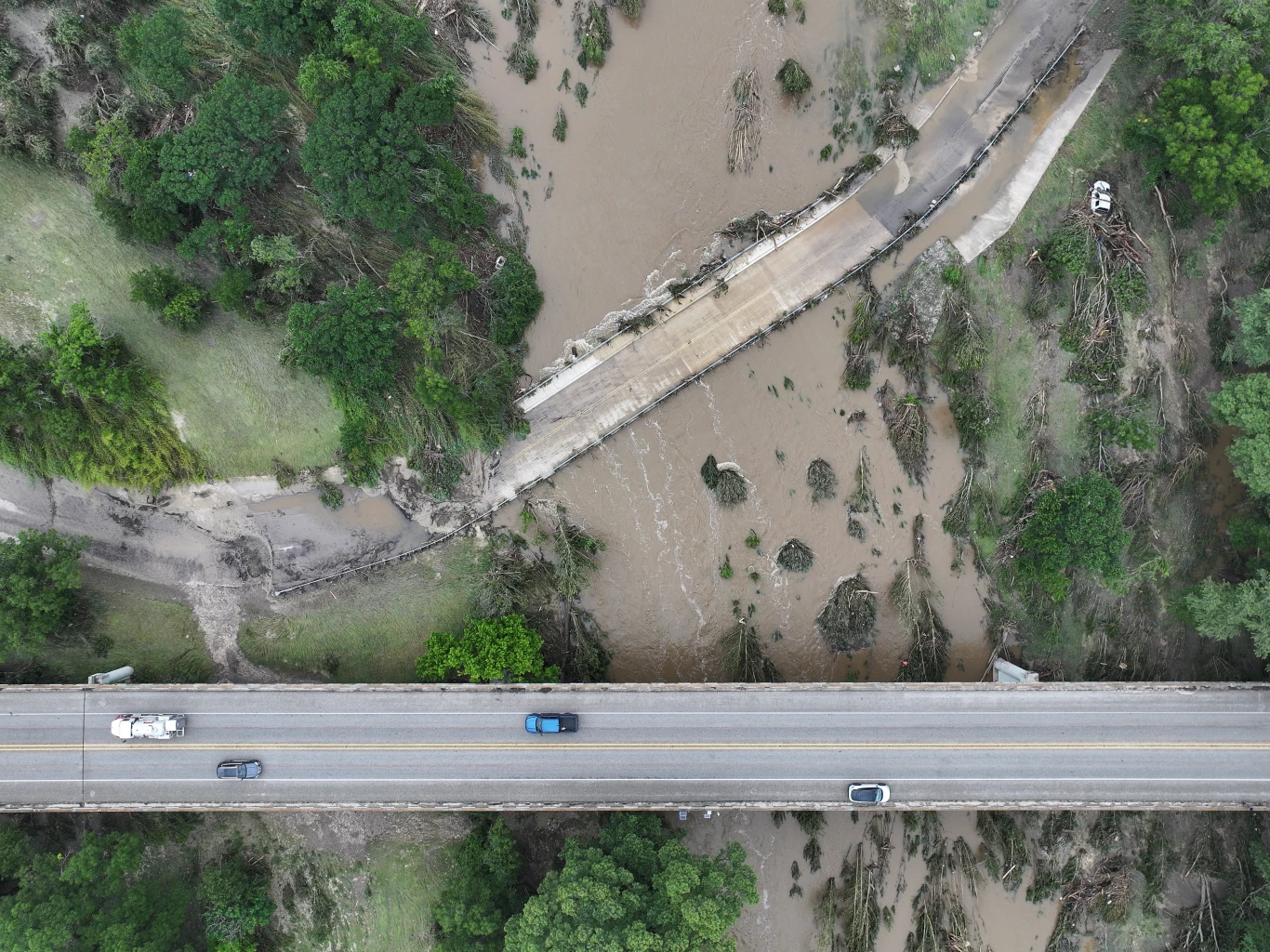 ยอดดับน้ำท่วมเท็กซัสทะลุ 43 ราย เร่งค้นหาประชาชนสูญหายจำนวนมาก