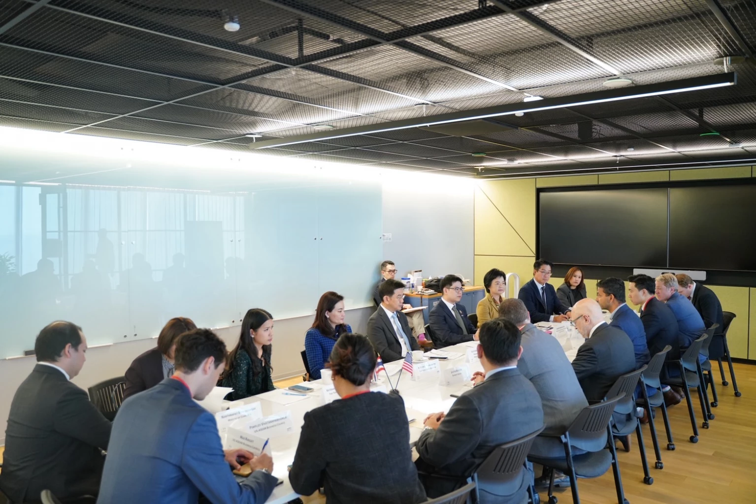 “ฉันทวิชญ์” หารือ USABC – BCIU ดึงลงทุนในอุตฯเป้าหมายในไทย