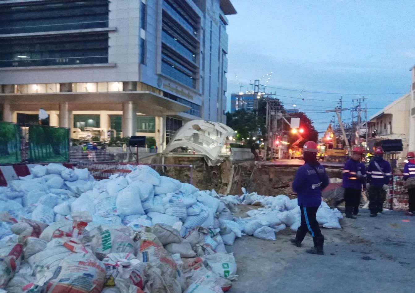 รฟม. สั่ง CKST-PL JV เร่งถมดินปิดปาดอุโมงค์ หยุดการไหลเข้าสถานีรถไฟฟ้า